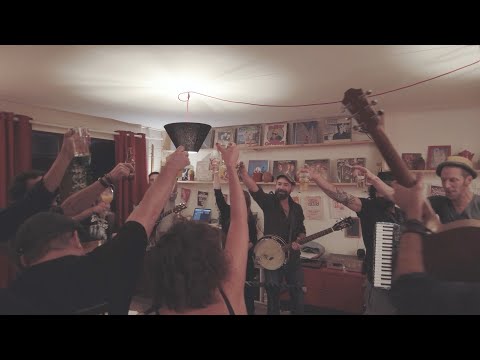 How to Say Cheers in French and make a toast