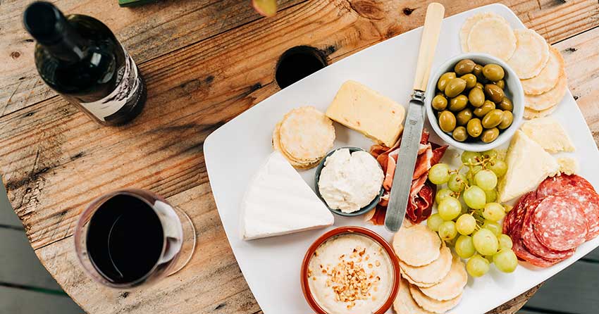 Here's why the aperitif is important in France: Apéro hour explained!