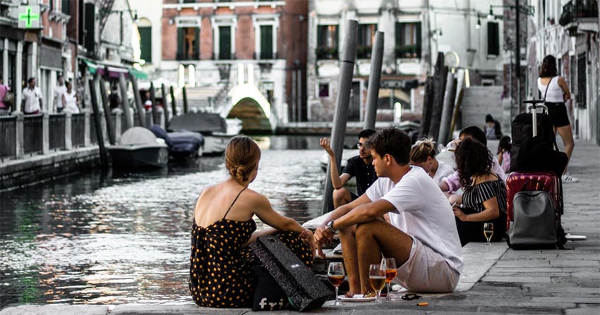 Here's why the aperitif is important in France: Apéro hour explained!