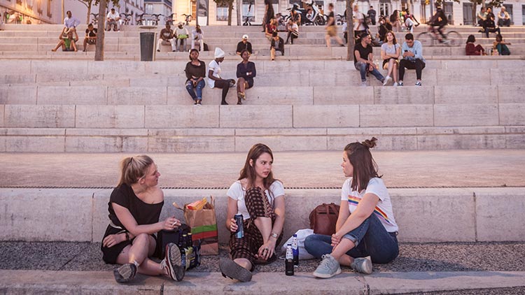 Here's why the aperitif is important in France: Apéro hour explained!