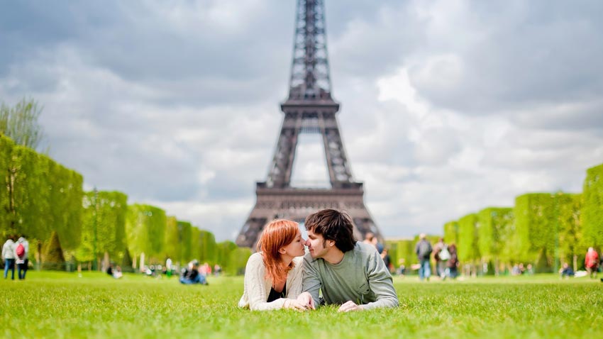 Bisous meaning: The many ways to say kiss me in French